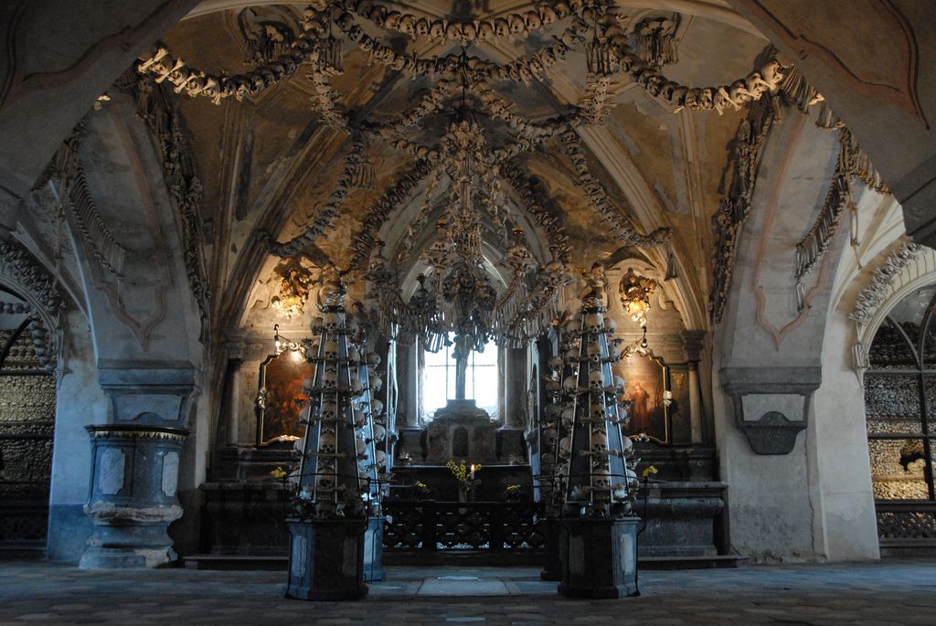 Интерьеры соборов, церквей, костелов сделанные из.. человеческих ...